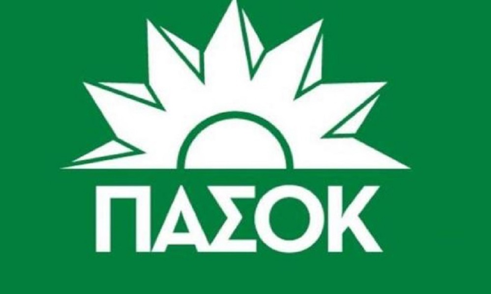 Δεν άντεξε κλεισμένος και βγήκε στο μπαλκόνι τραγουδώντας τον ύμνο του ...